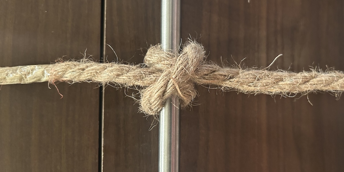 In Detail: How to Tie a Clove Hitch Knot – Boatmart Blog